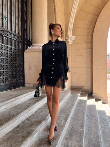 Rochie scurtă din catifea, decupaje picioare, terminații dantelă